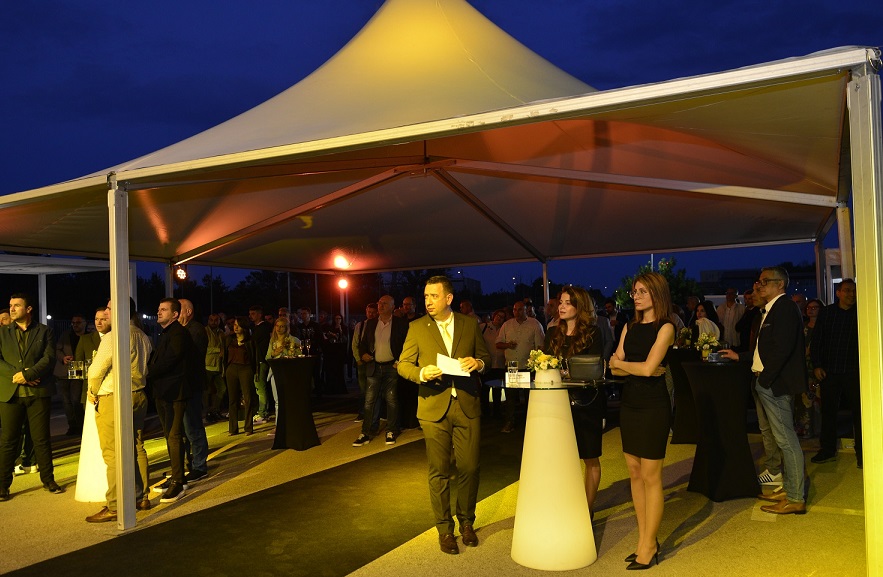 (ВИДЕО) ЅИРНЕТЕ ВО НОВИОТ САЛОН НА „АЛУМИЛ“ Изложбен салон на површина ...