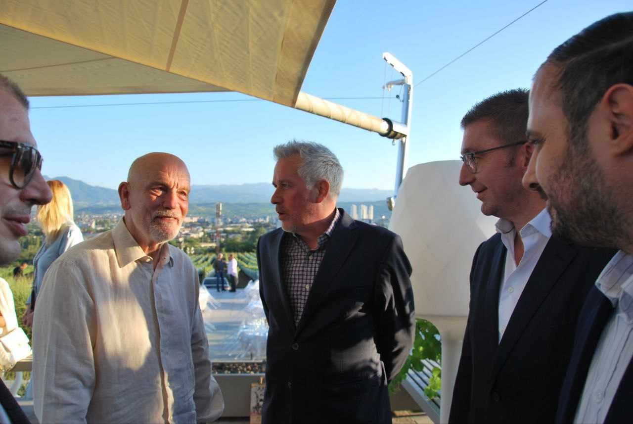 (ФОТО) МИЦКОСКИ НА ВЕЧЕРА СО ЏОН МАЛКОВИЧ Разговарале за проектот за ...