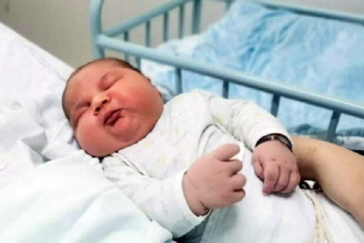 ОД РОДИЛИШТЕ ВО УЧИЛИШТЕ Во Србија се роди бебе тешко 6,5 килограми ...