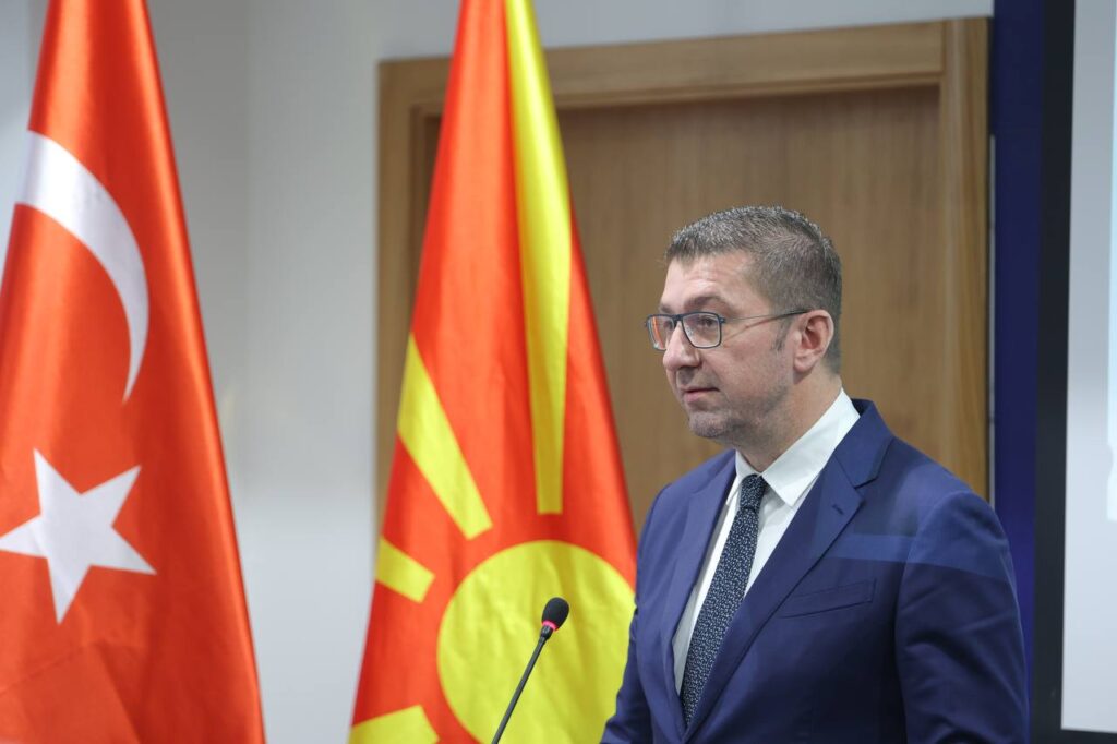 НЕМА ДА ИМА УСТАВНИ ИЗМЕНИ БЕЗ ГАРАНЦИЈА ОД БРИСЕЛ Мицкоски појасни дека тој не е авантурист ...