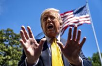 НА ТРАМП ЗА РОДЕНДЕН МУ НАПРАВИЈА МЕГААРЕНА ЗА ММА БОРБИ Ја монтираа во ...